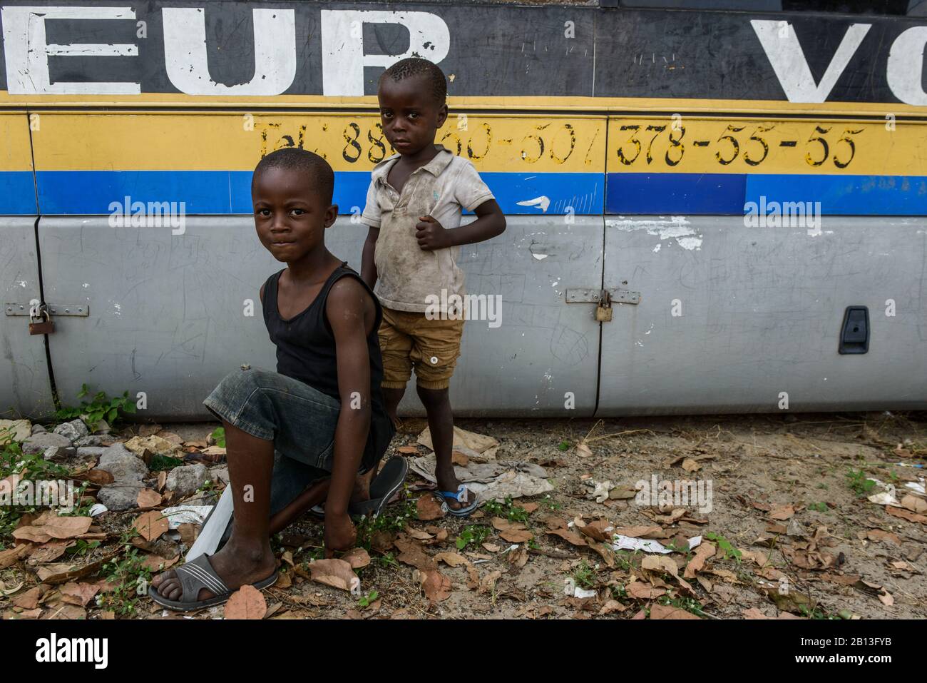 Kneeling children hi-res stock photography and images - Alamy