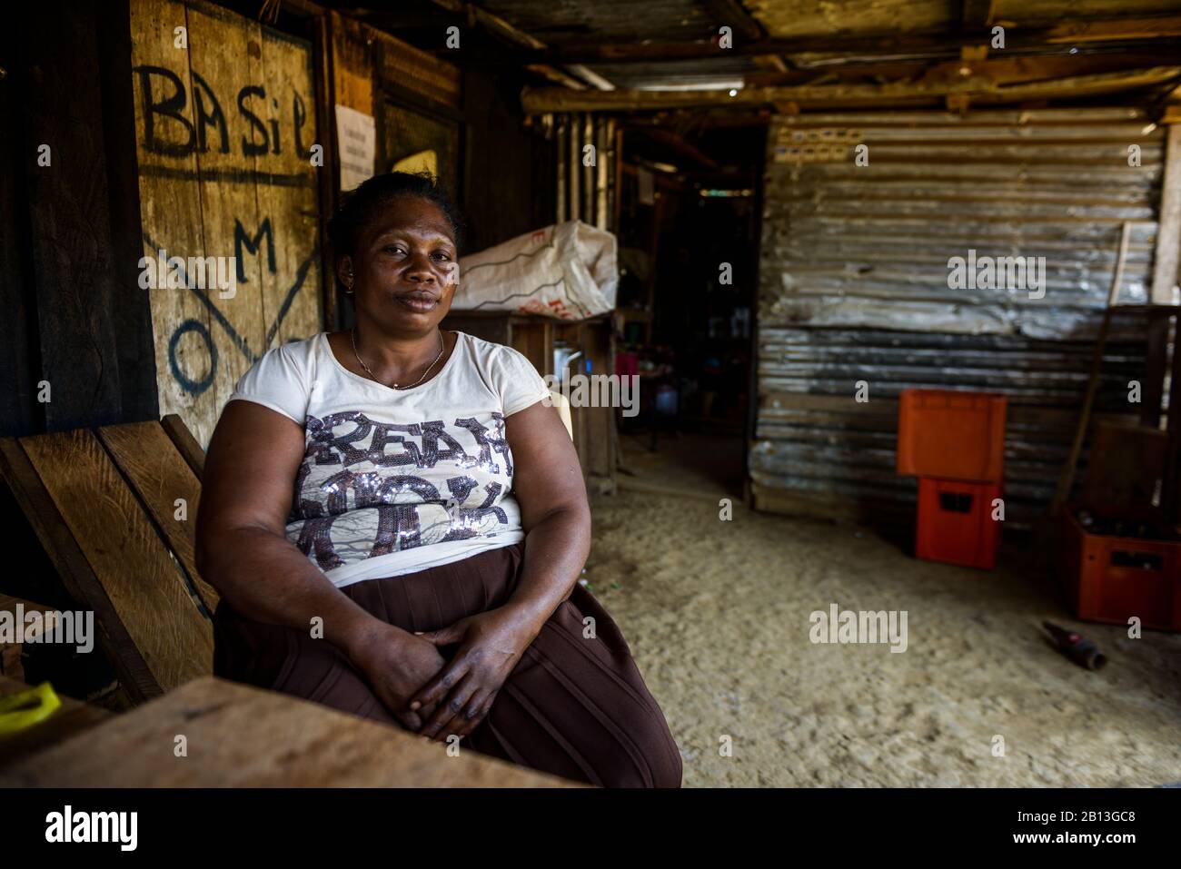 Woman gabon central africa hi-res stock photography and images - Alamy