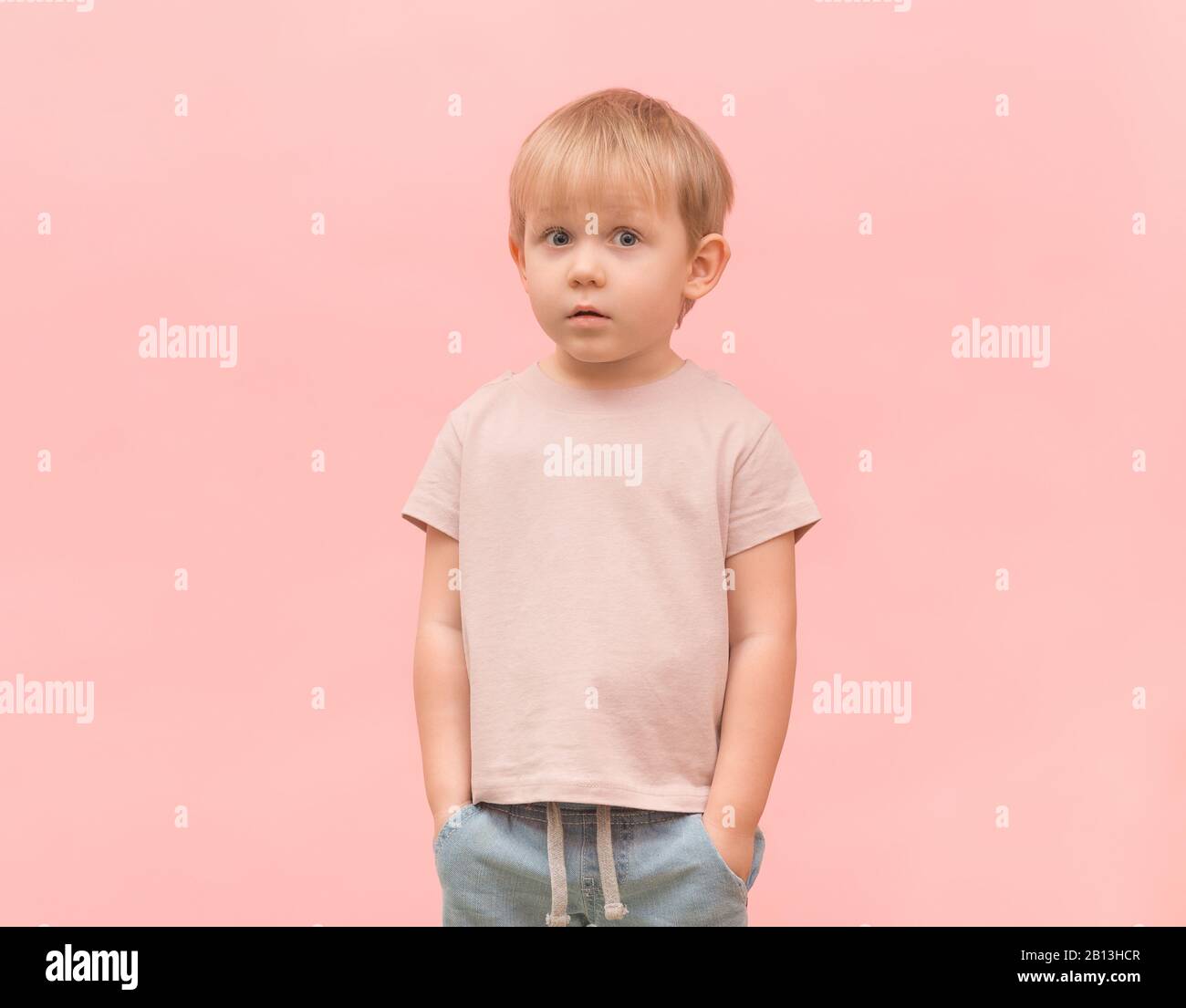 Child looking scared hi-res stock photography and images - Alamy