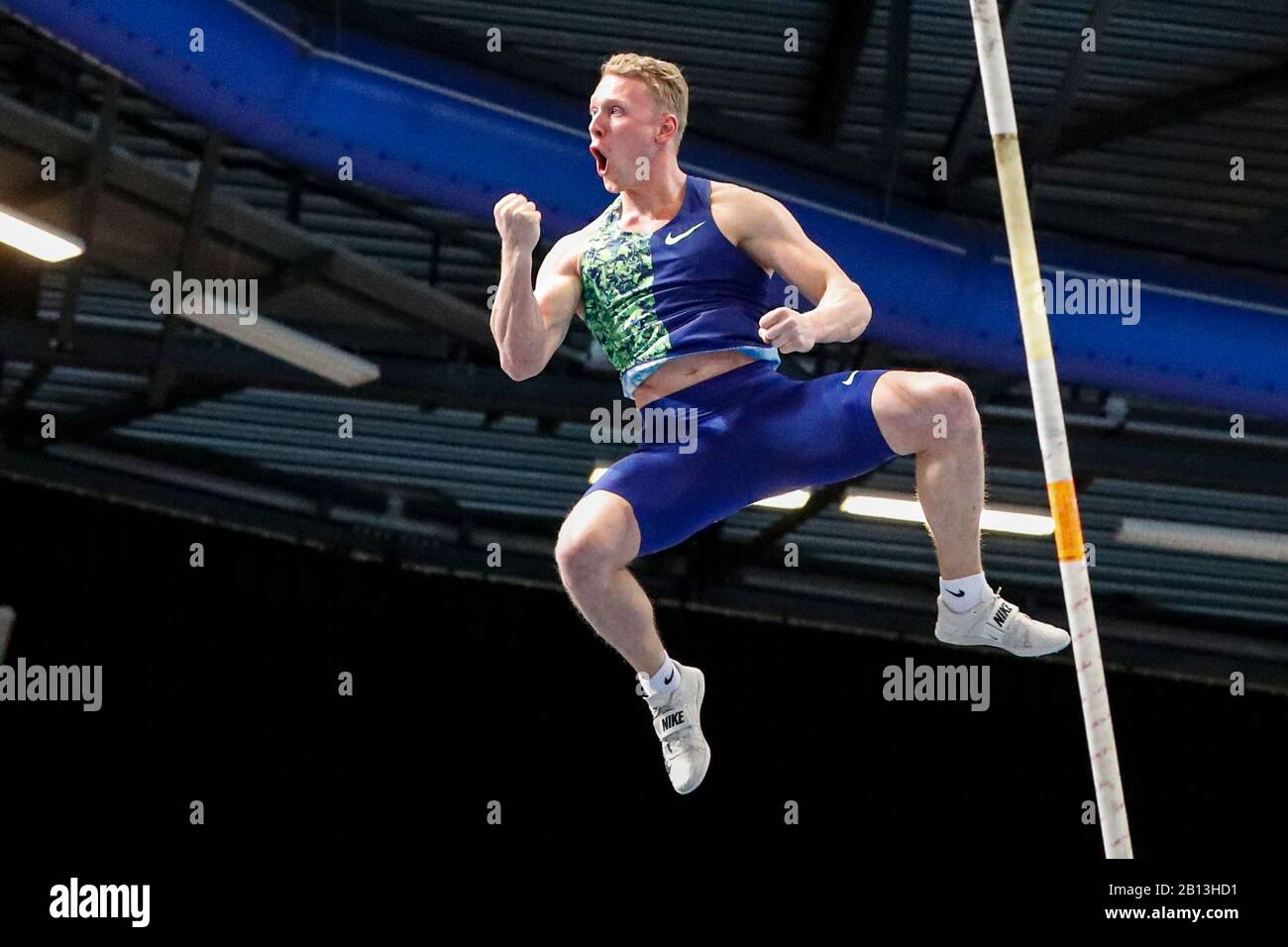 Men pole vault hi-res stock photography and images - Alamy