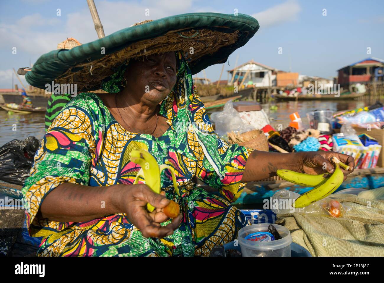 Woman wearing strawhat holding hi-res stock photography and images - Alamy