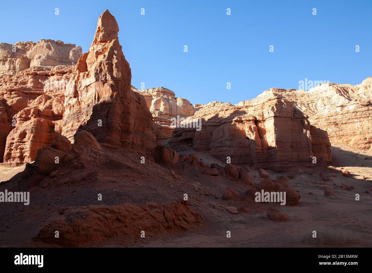 Red cliffs of Khermen Tsav canyon Stock Photo - Alamy