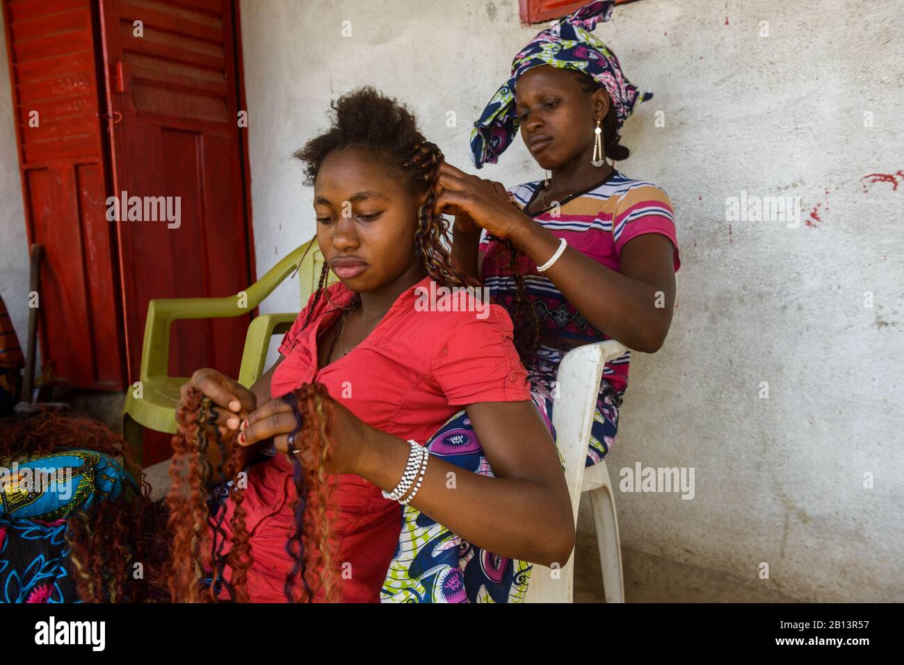 Typical african femaie hair dressing. Dabola. Guinea Stock Photo - Alamy