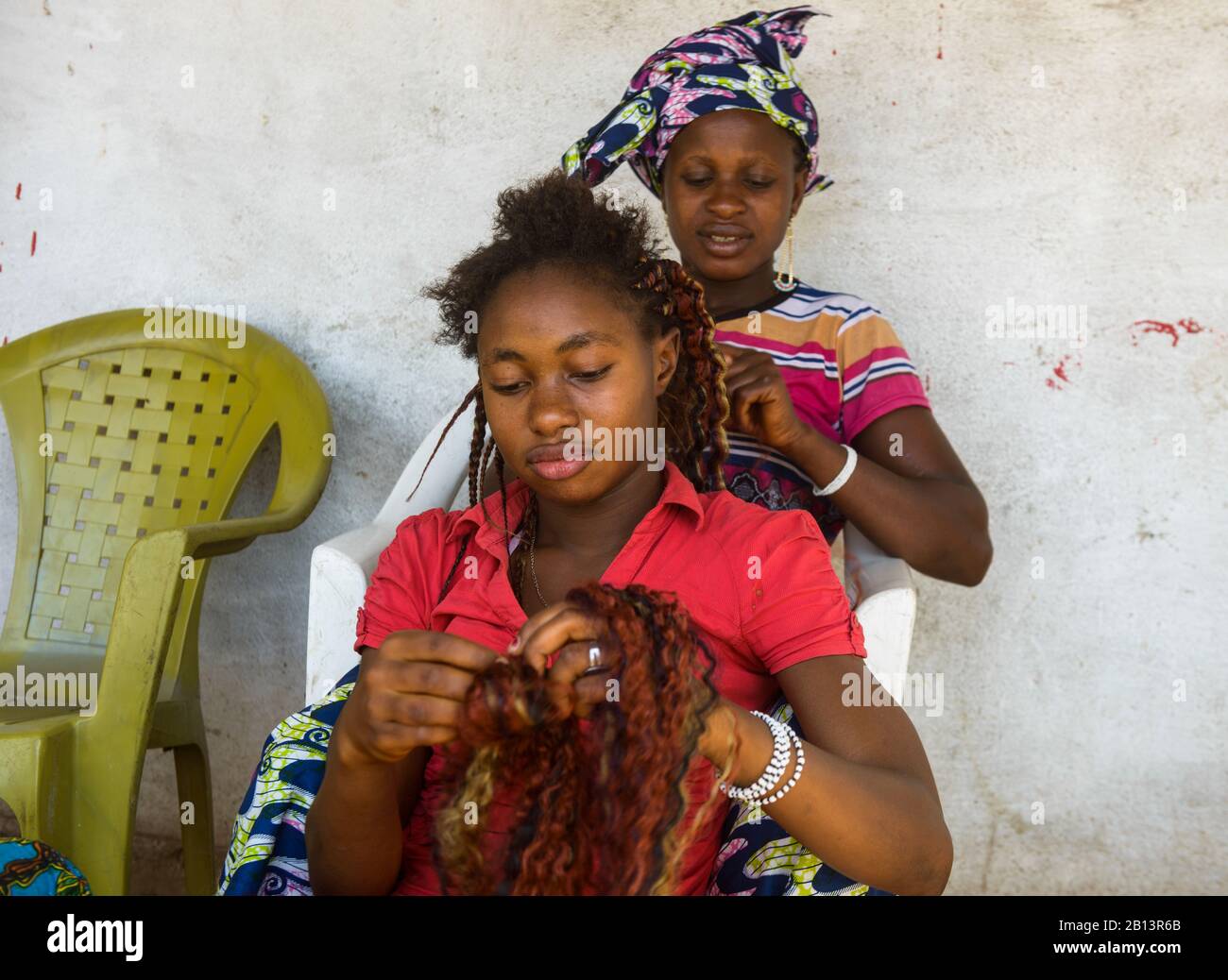 Typical african femaie hair dressing. Dabola. Guinea Stock Photo - Alamy