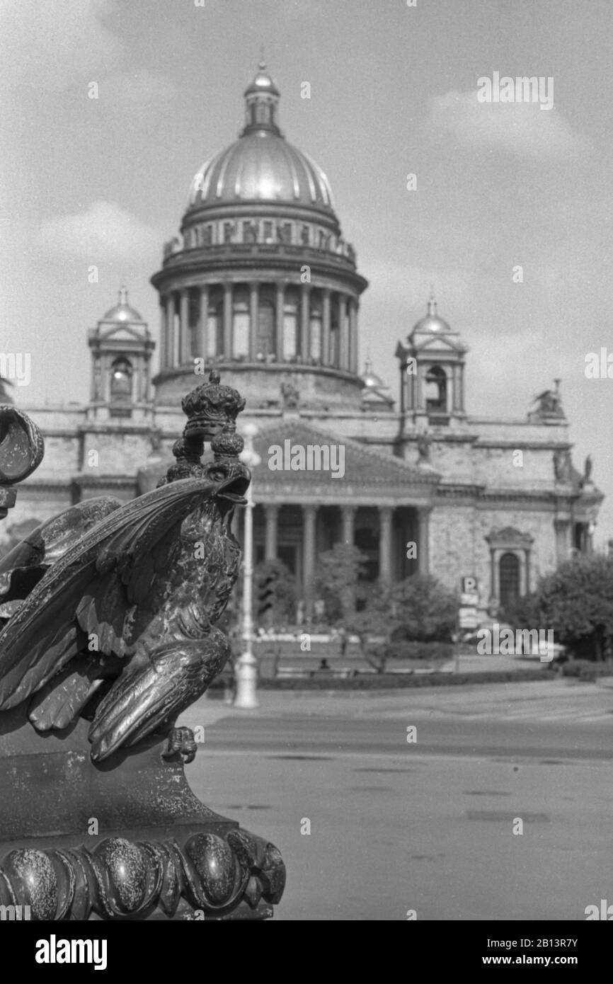 Saint isaacs cathedral on square Black and White Stock Photos & Images ...