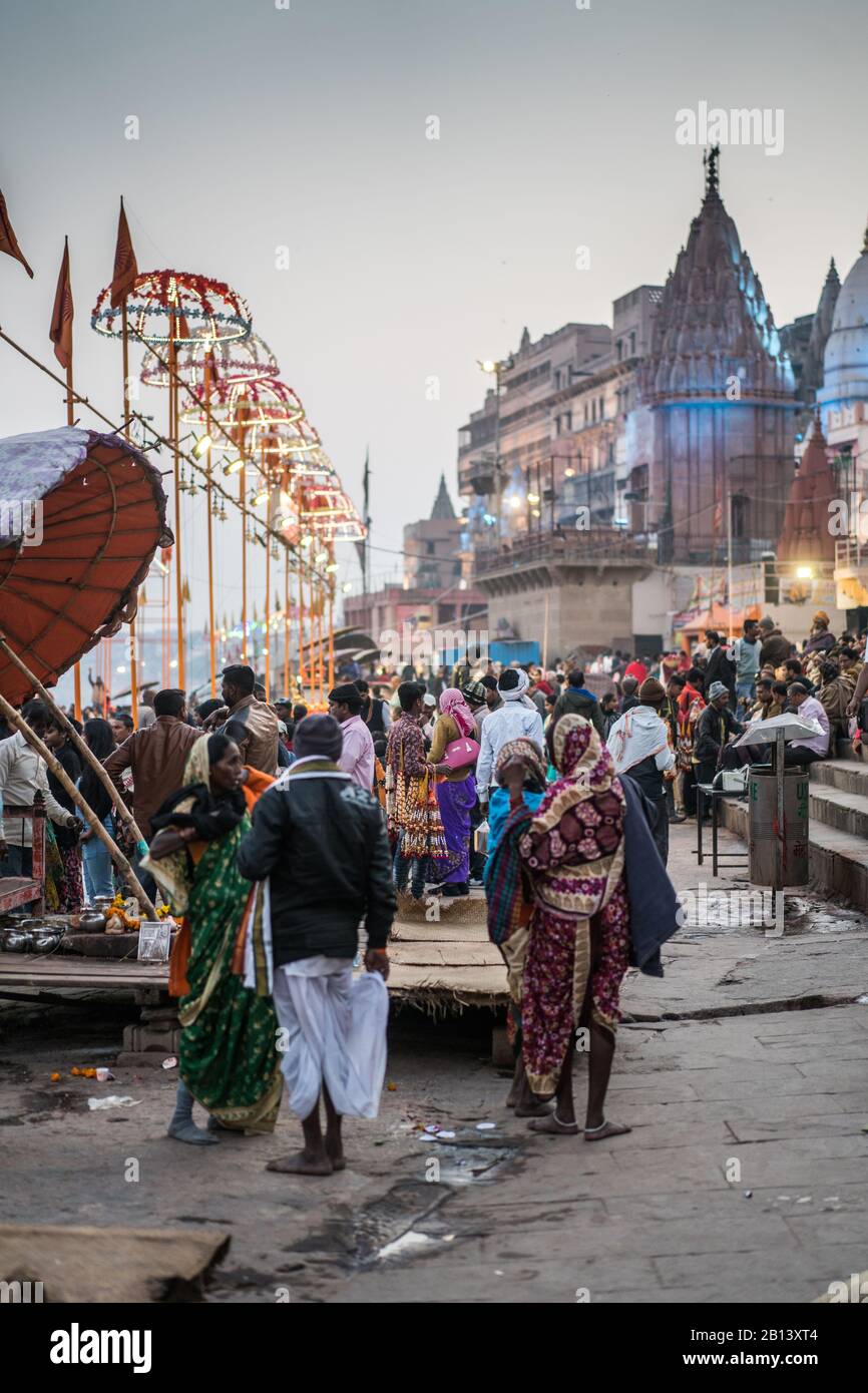 Pilgrims at ghats or holy steps of varanasi hi-res stock photography ...