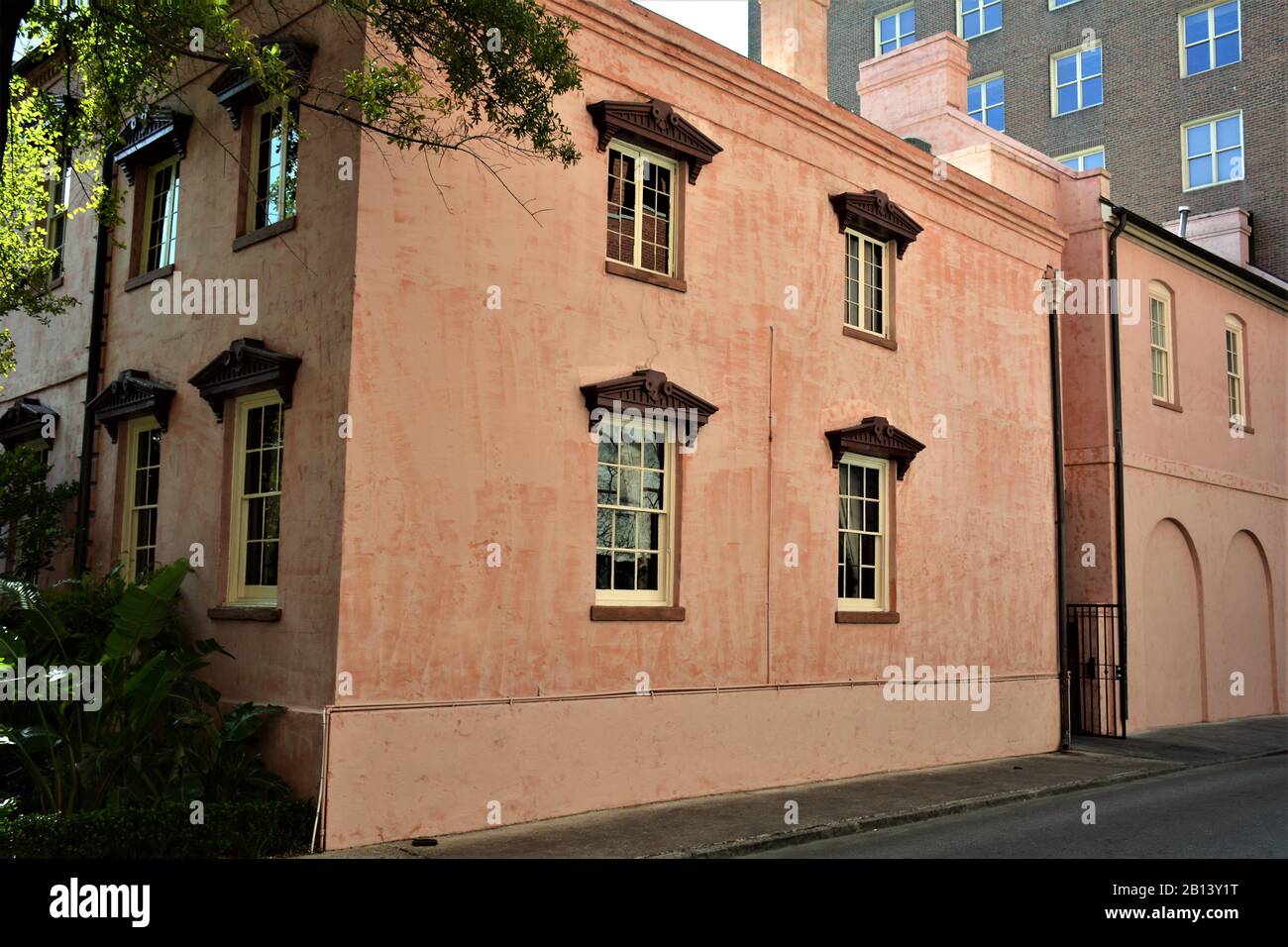 Typical old brick architecture in old Savanah, Georgia Stock Photo - Alamy