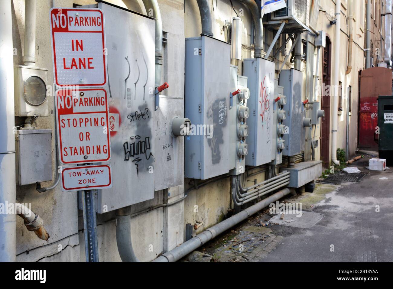 Back alley signs hi-res stock photography and images - Alamy