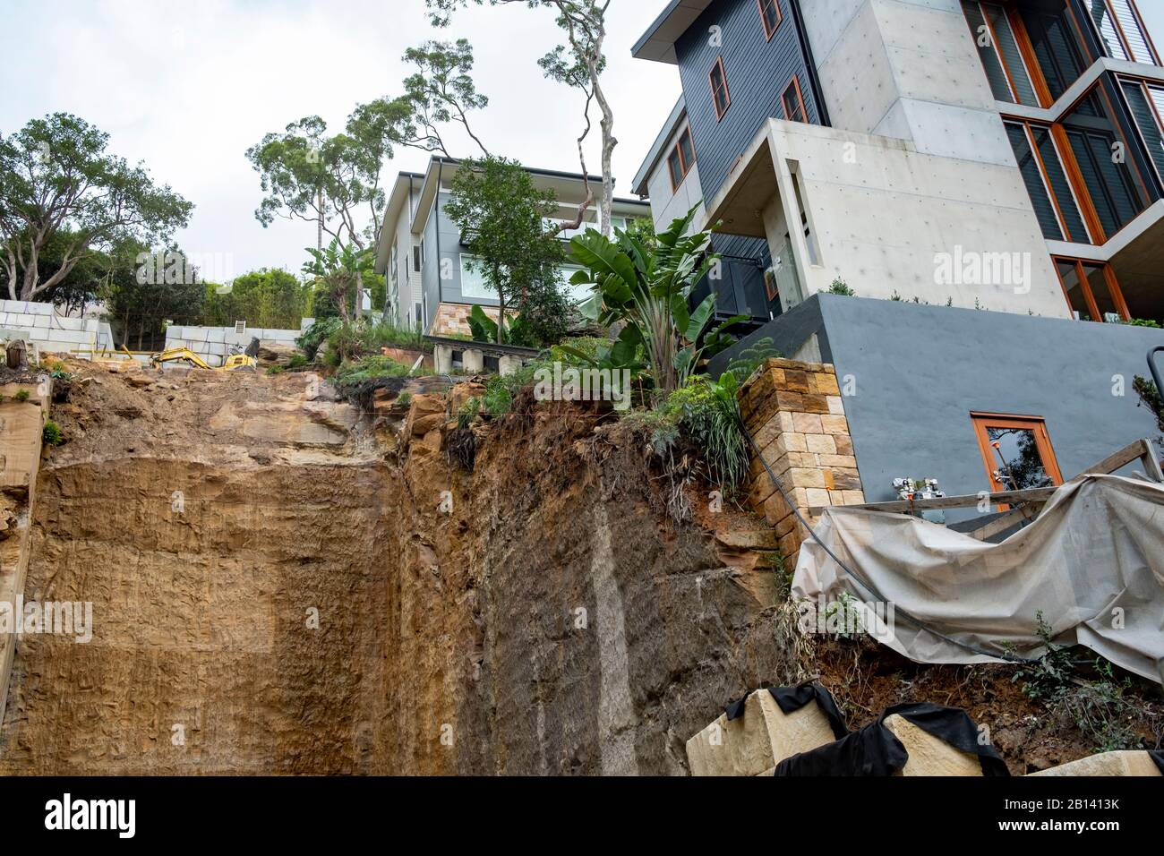 Australia, deep excavation in rock to construct a new luxury home in ...