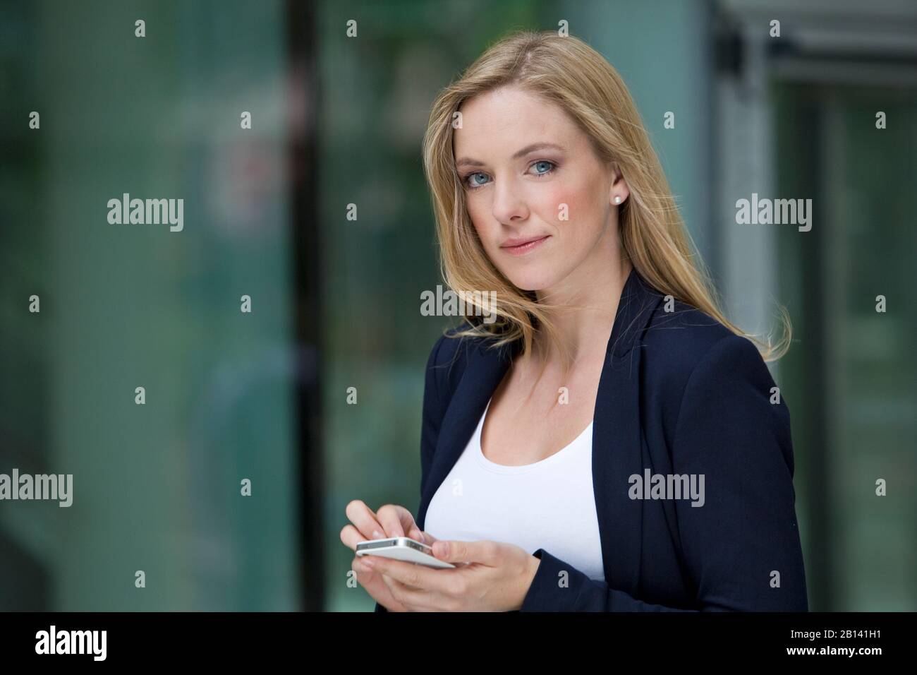 Young woman using wi hi-res stock photography and images - Alamy
