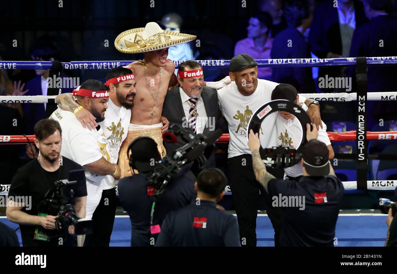Sebastian Fundora (centre) celebrates defeating Daniel Lewis on points ...