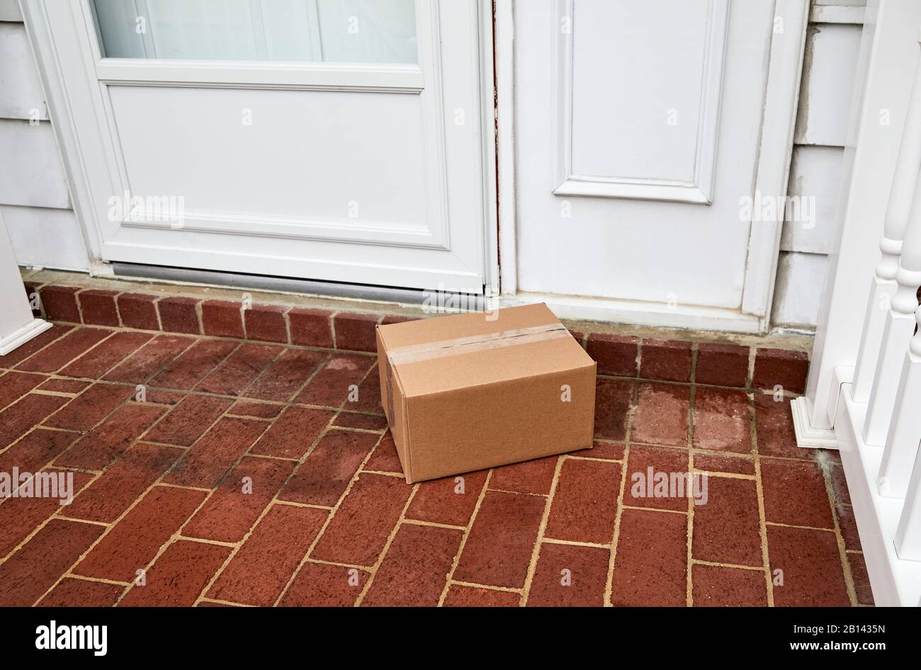 Box at front door hi-res stock photography and images - Alamy