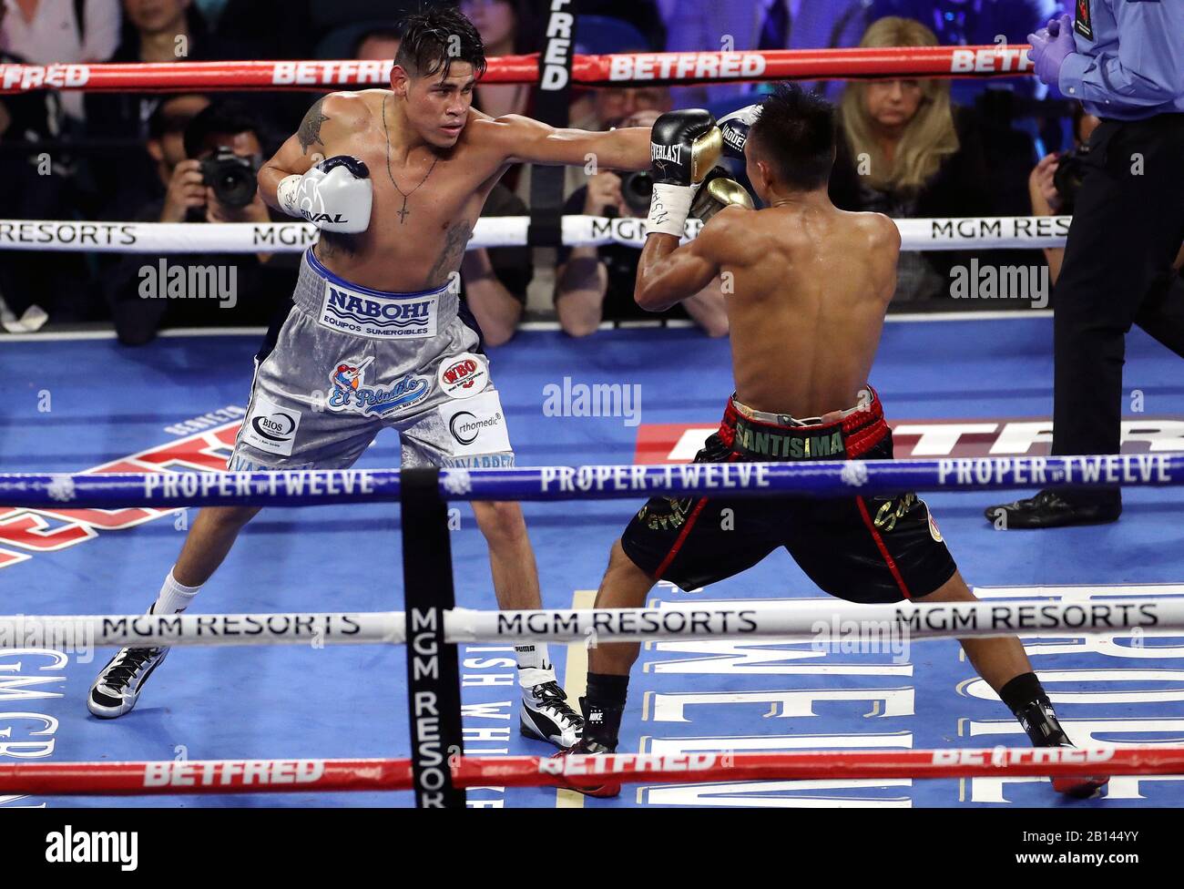 Emanuel Navarette (left) and Jeo Santisima during the World boxing ...