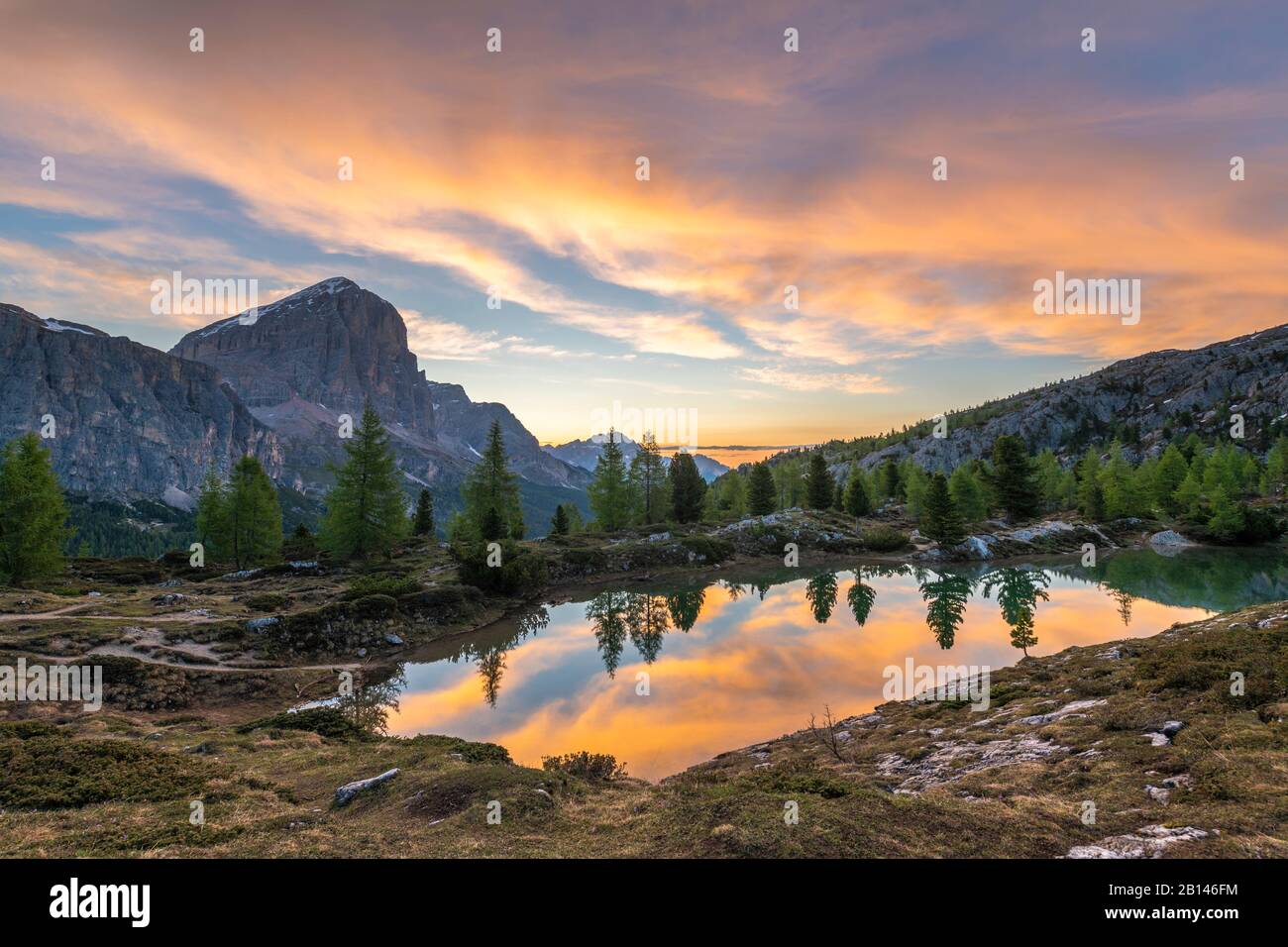 Sunrise at Lago di Limides, view of the Tofane, Dolomites, Italy Stock ...
