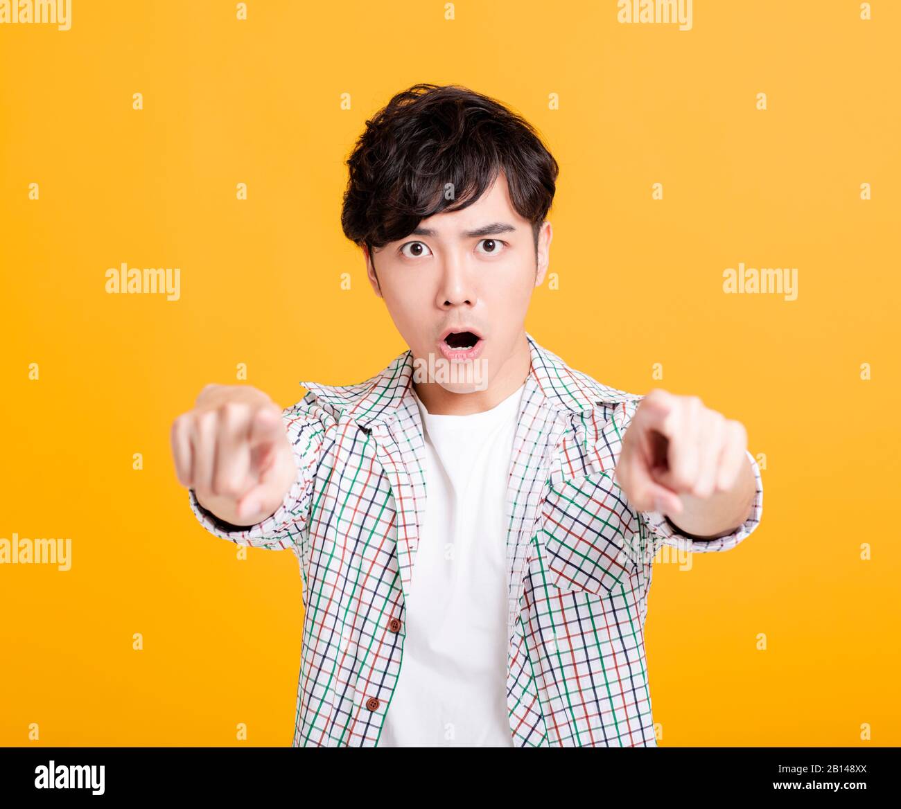 Looking scared pointing hi-res stock photography and images - Alamy