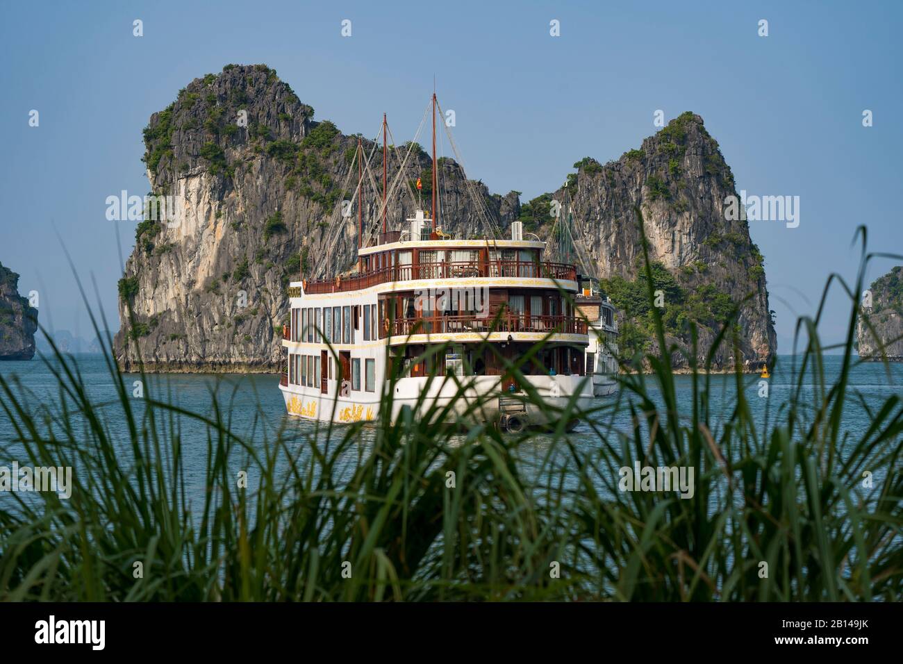 Halong bay tour hi-res stock photography and images - Alamy