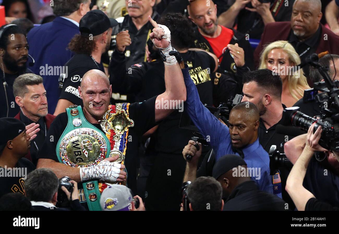 Tyson Fury (centre) celebrates defeating Deontay Wilder in the World ...
