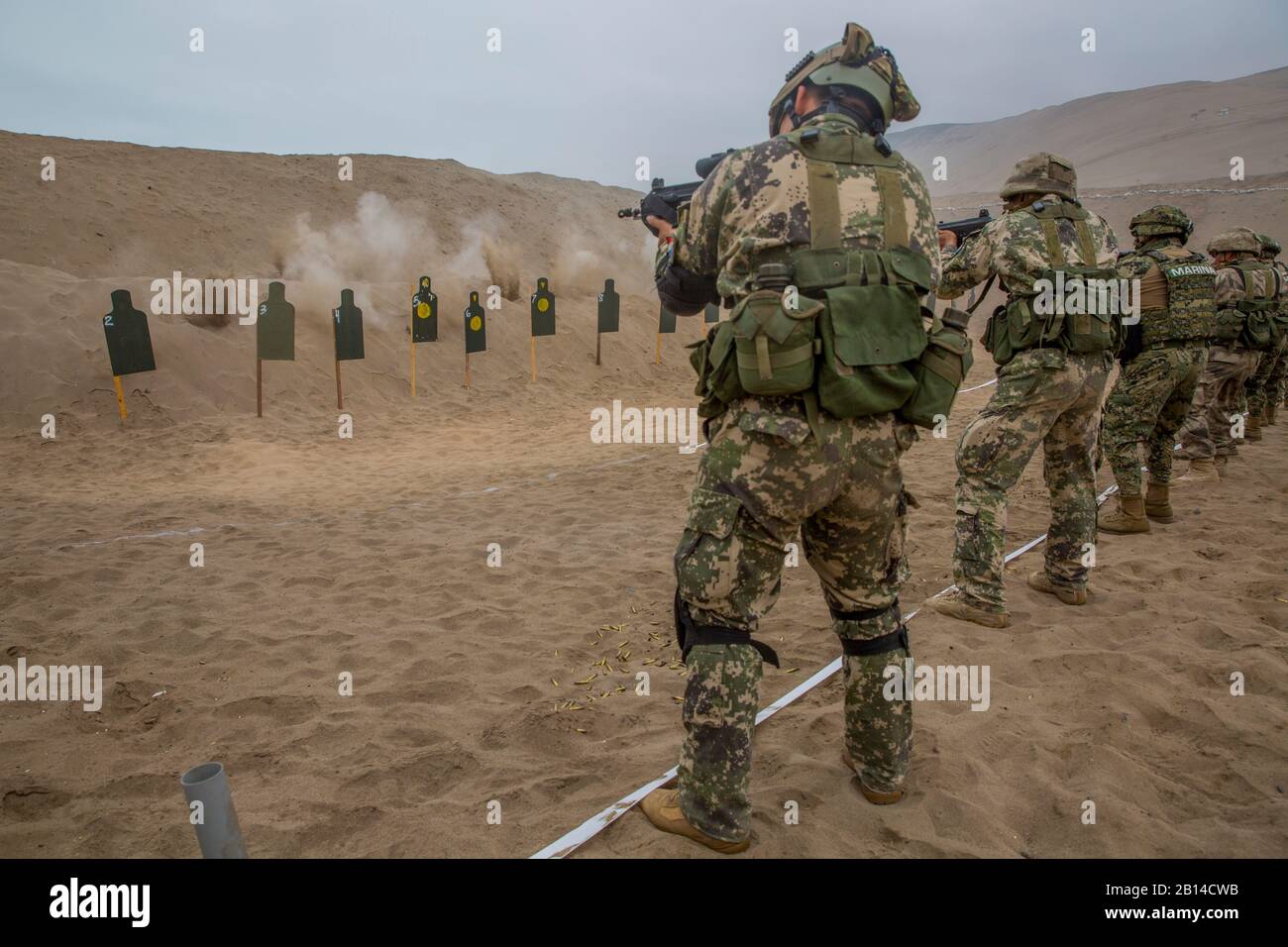 U s marine on firing range hi-res stock photography and images - Alamy