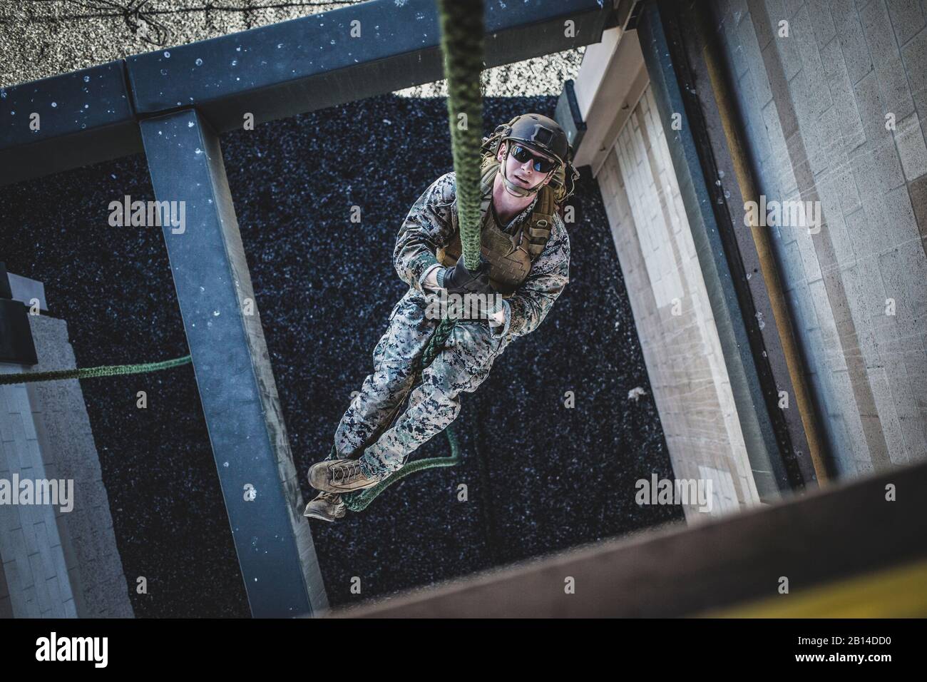 Helicopter rope suspension techniques hi-res stock photography and ...