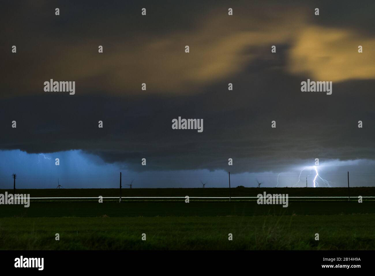 Cloud to ground lightning hi-res stock photography and images - Alamy