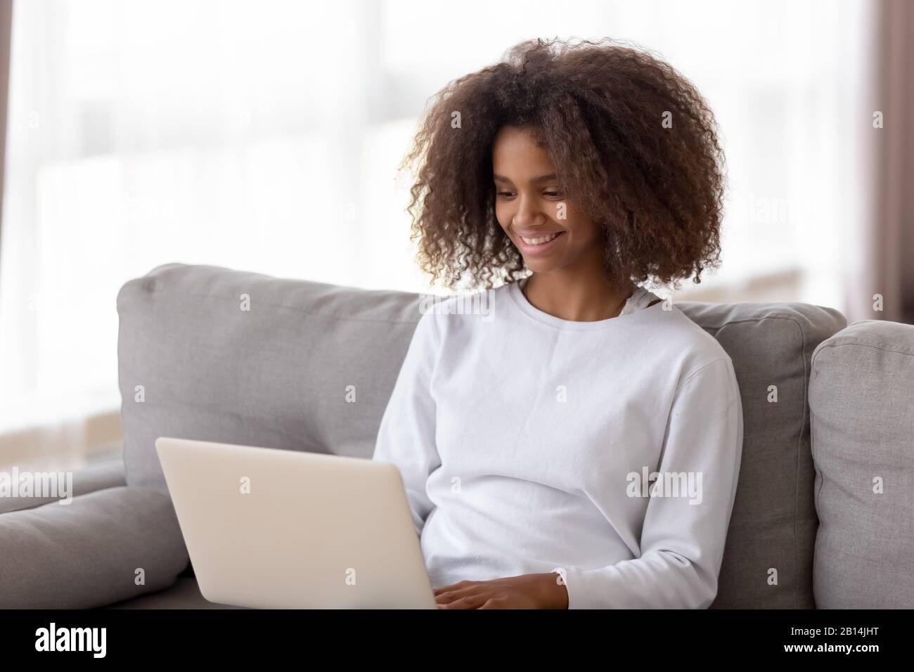 Teen girl with laptop hi-res stock photography and images - Alamy