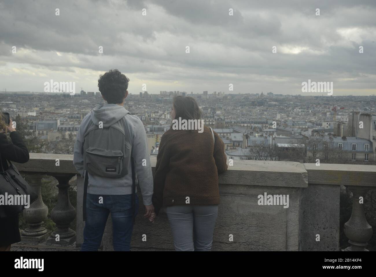 Couple in paris winter hi-res stock photography and images - Alamy