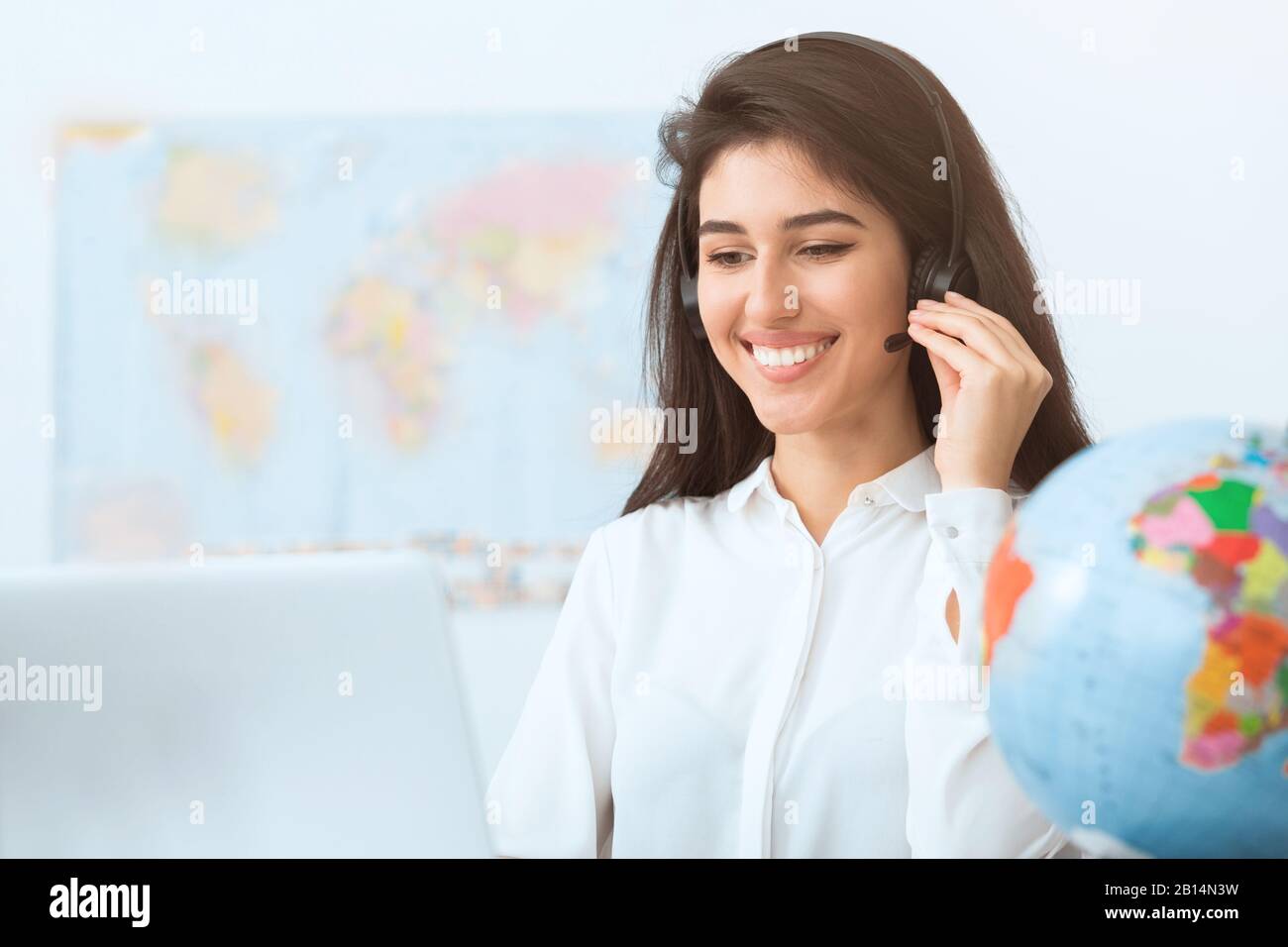 Agent customer conversation hi-res stock photography and images - Alamy