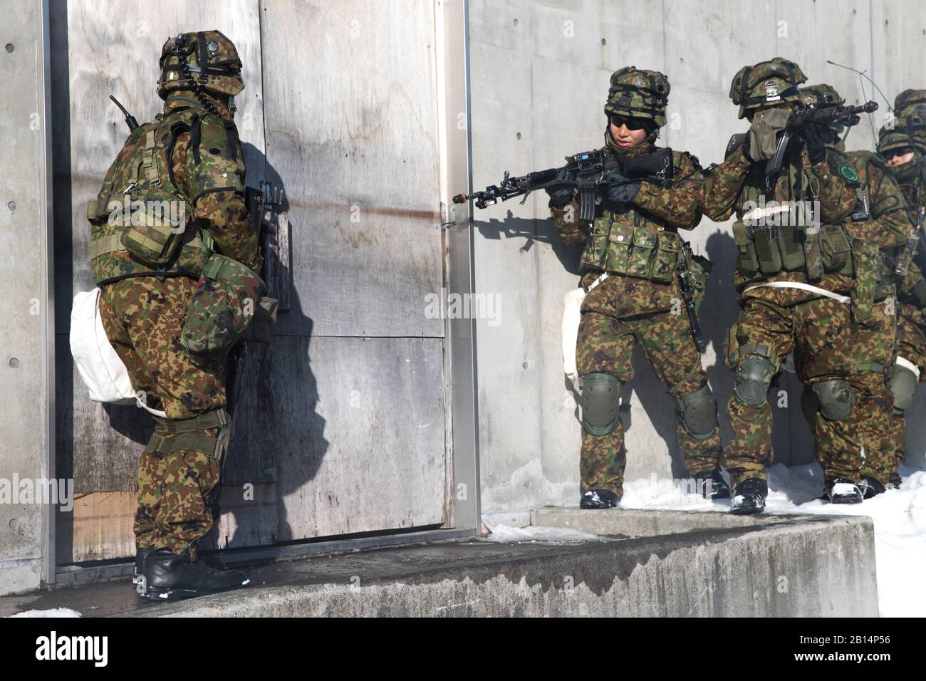 Soldiers japan ground self defense force hi-res stock photography and ...
