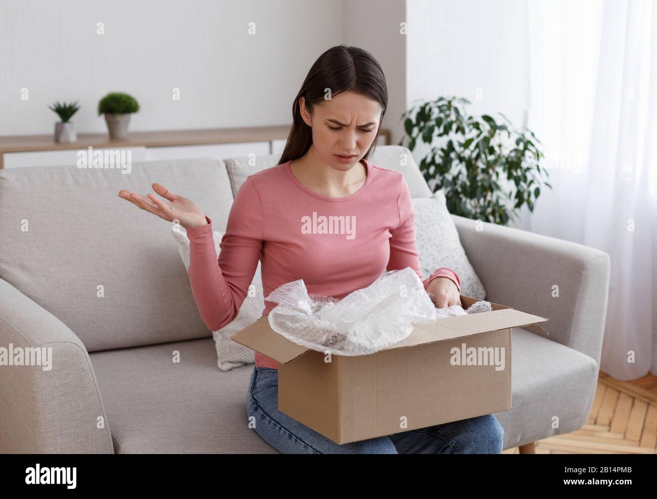 Confused female client hi-res stock photography and images - Alamy