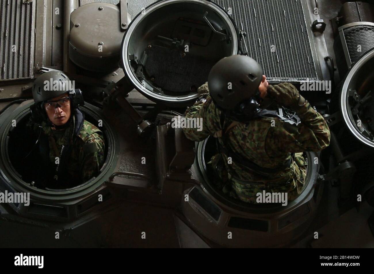 Us soldiers in amphibious vehicle hi-res stock photography and images ...