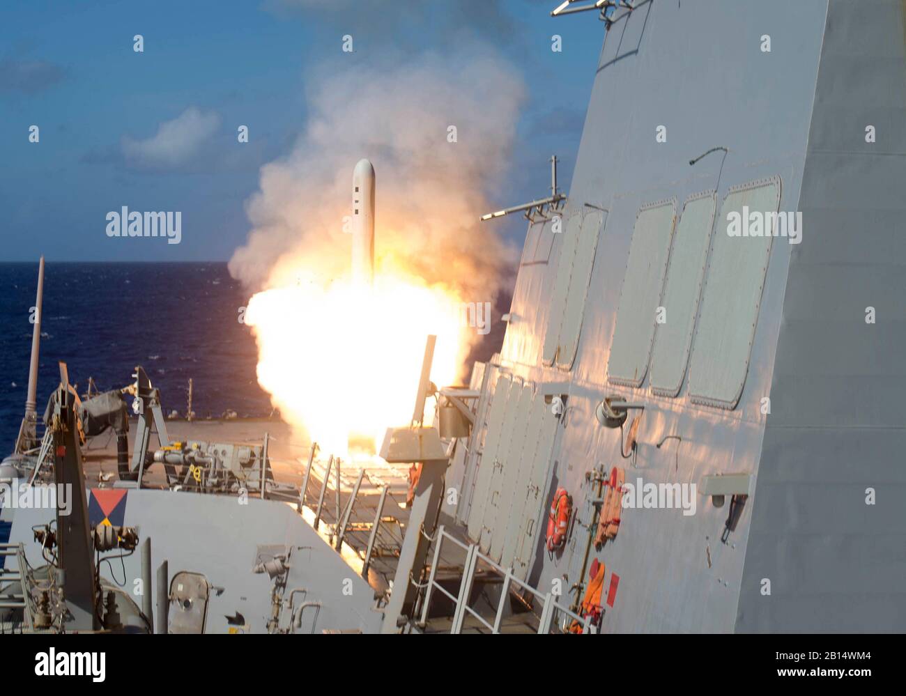 Guided missile destroyer uss shoup ddg 86 hi-res stock photography and ...