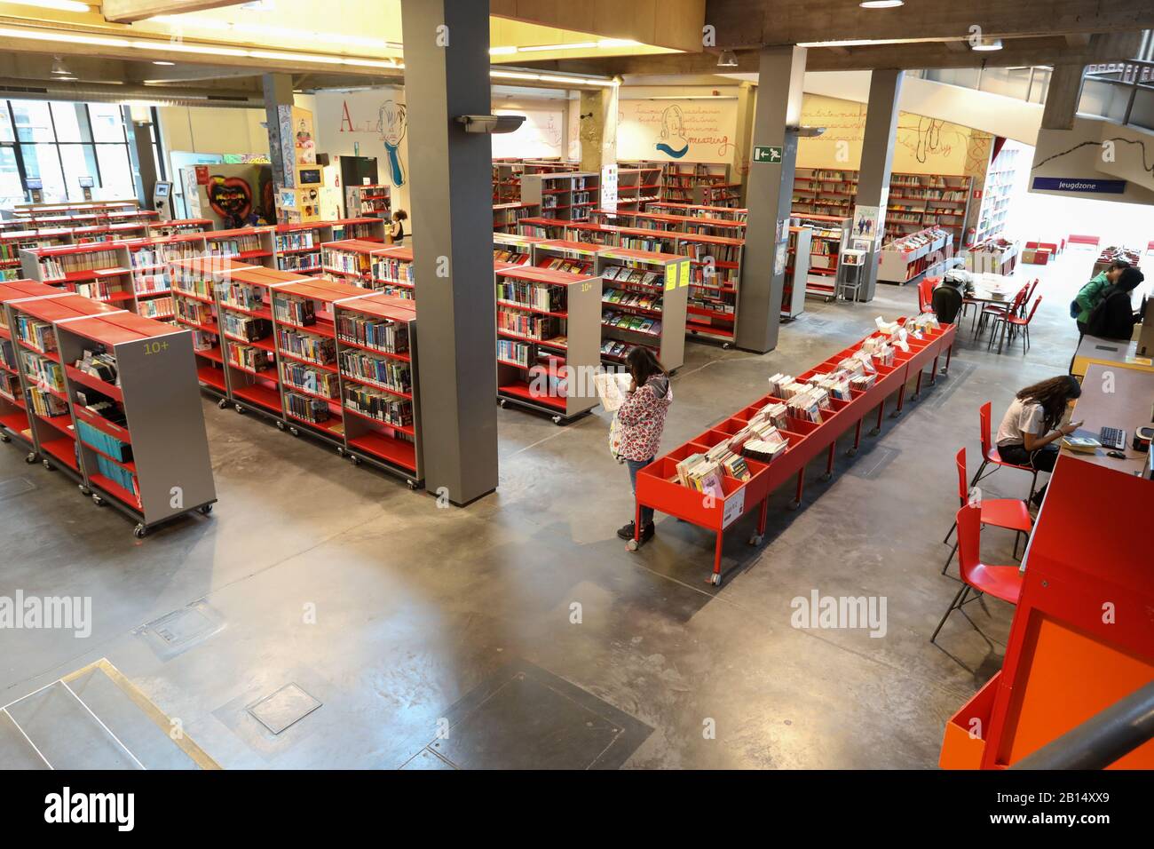 People reading in public library Stock Photo - Alamy