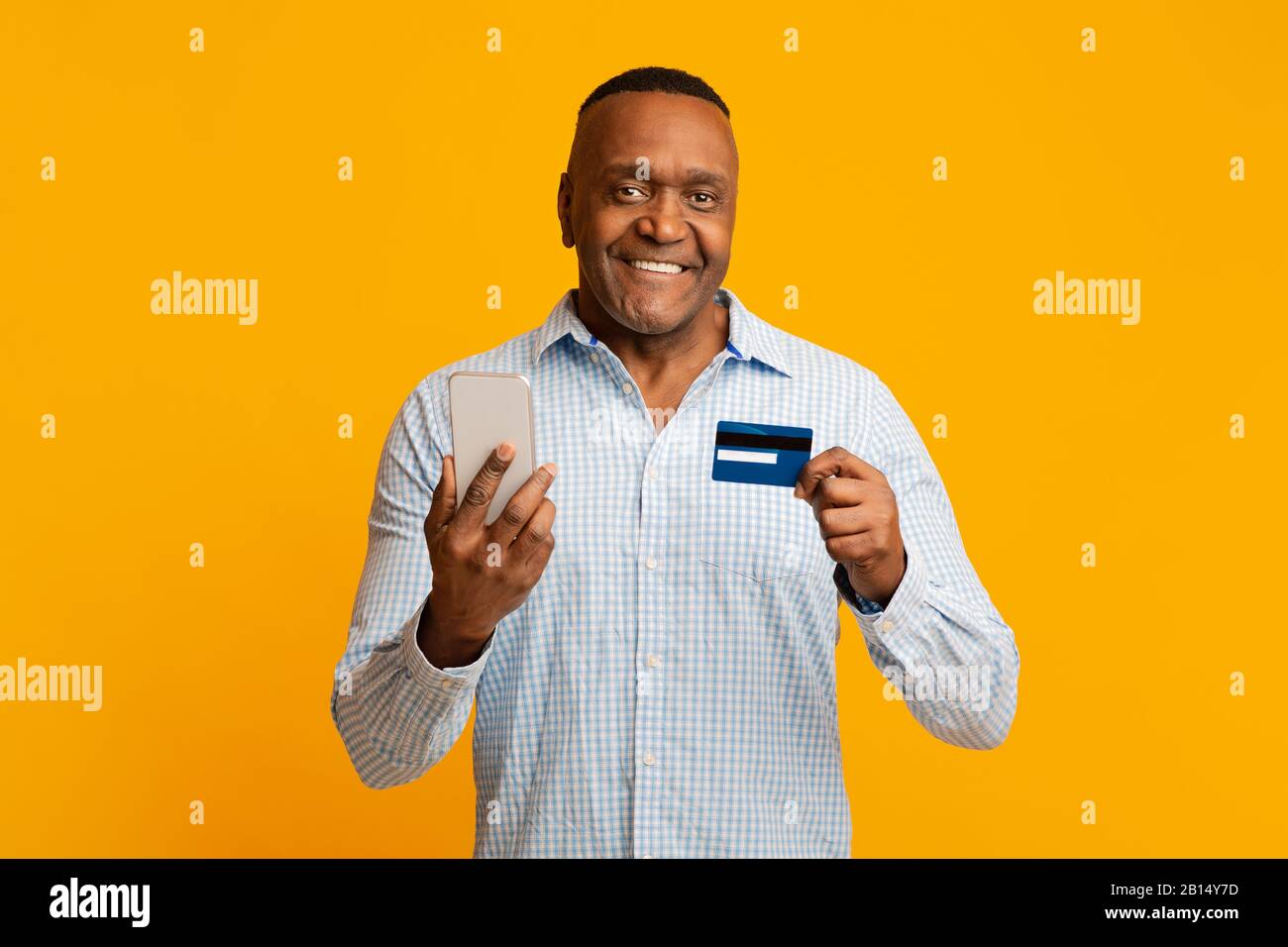 Excited man checking smart phone hi-res stock photography and images ...