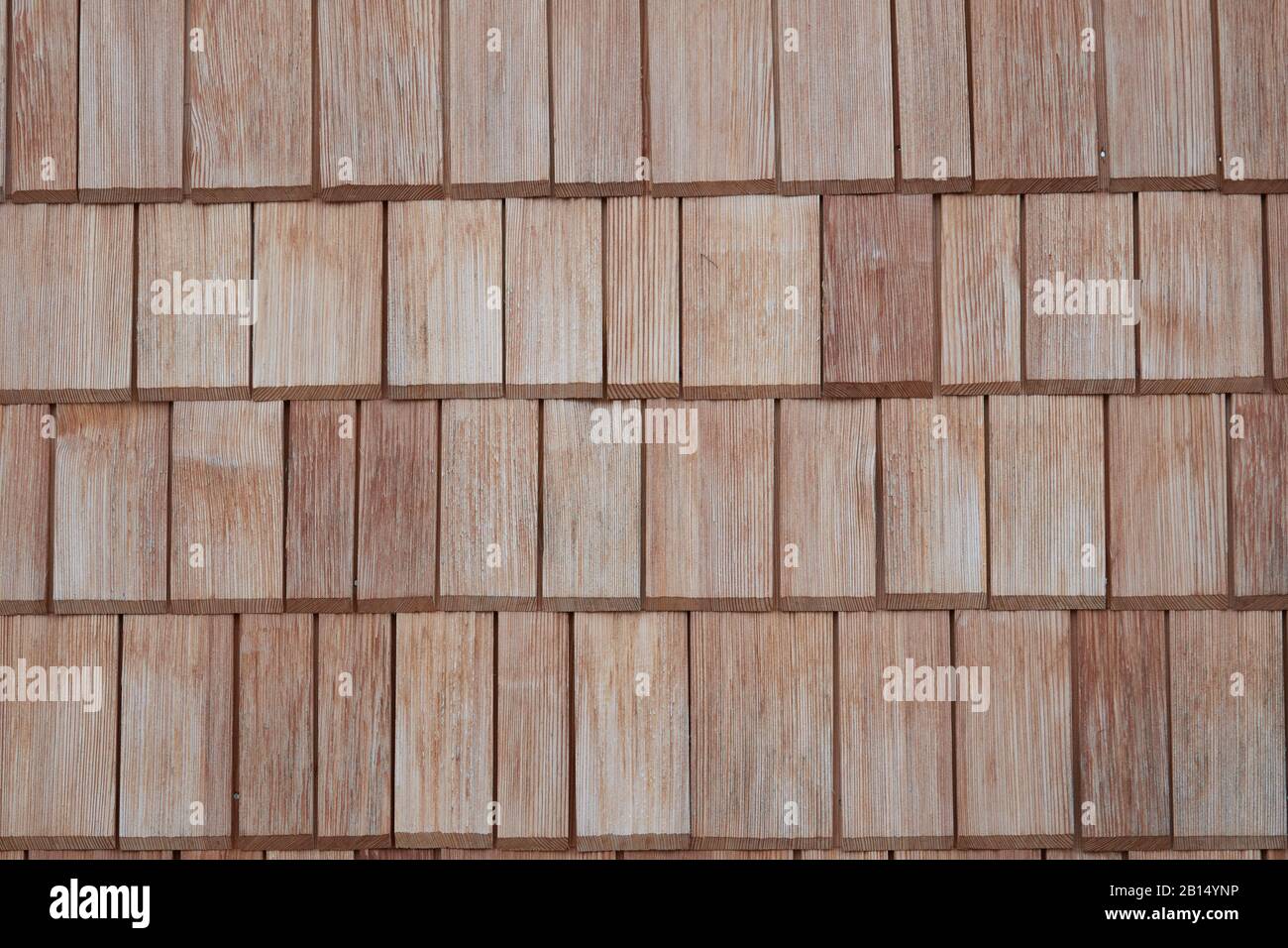 Details of aligned wood tiles or shingle background Stock Photo - Alamy