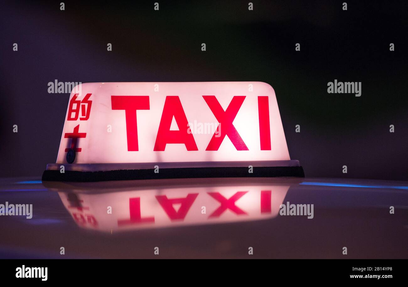 red taxi sign Stock Photo - Alamy