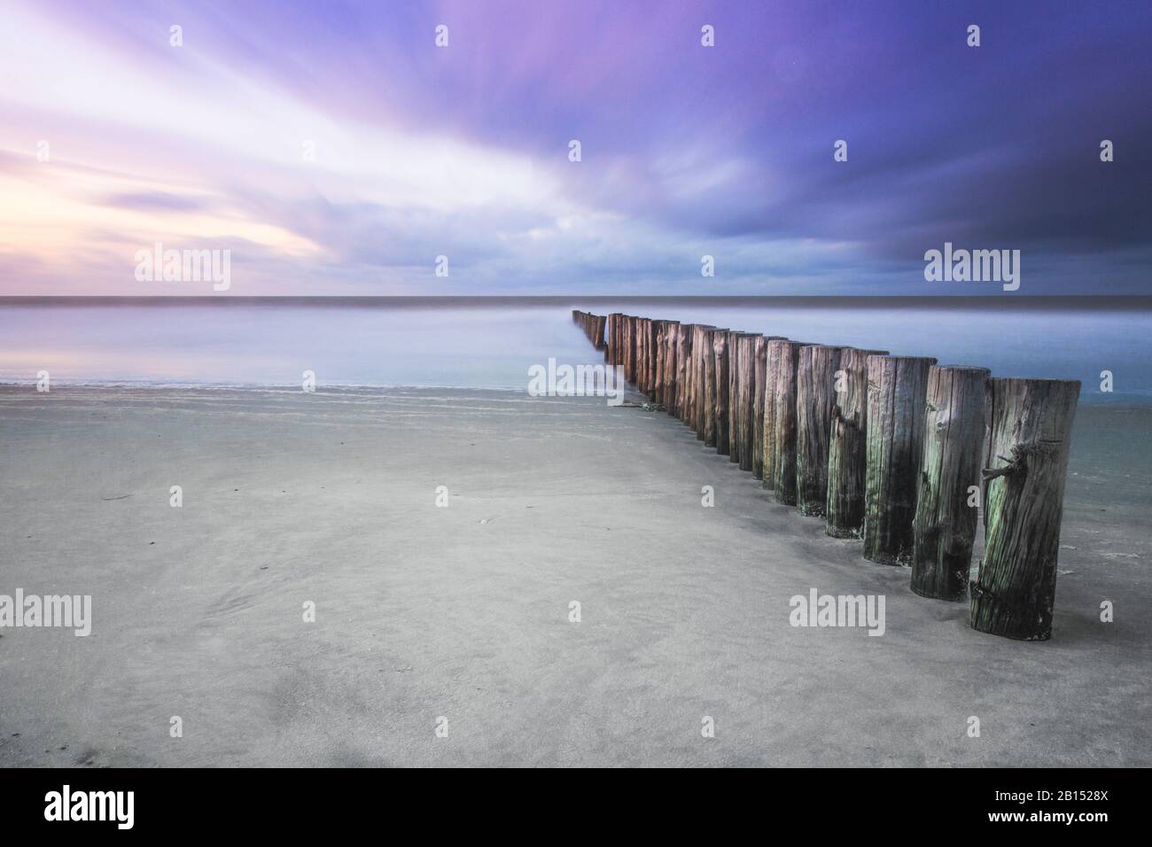 Row posts beach along north hi-res stock photography and images - Alamy