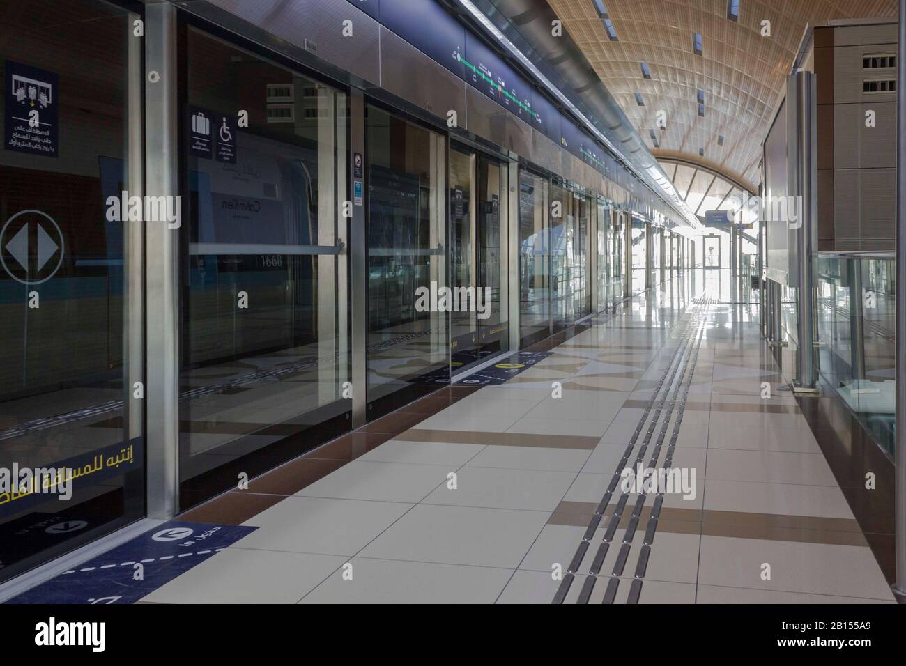 DUBAi, UAE - DECEMBER 30 2017: Dubai metro station platform Stock Photo ...