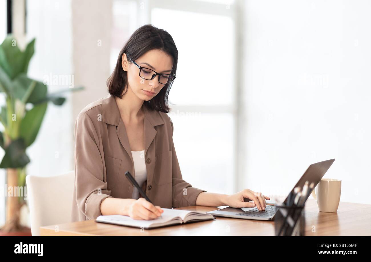 Check list in notebook hi-res stock photography and images - Alamy