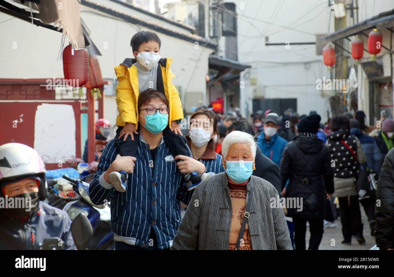 Crowd wearing masks street hi-res stock photography and images - Alamy