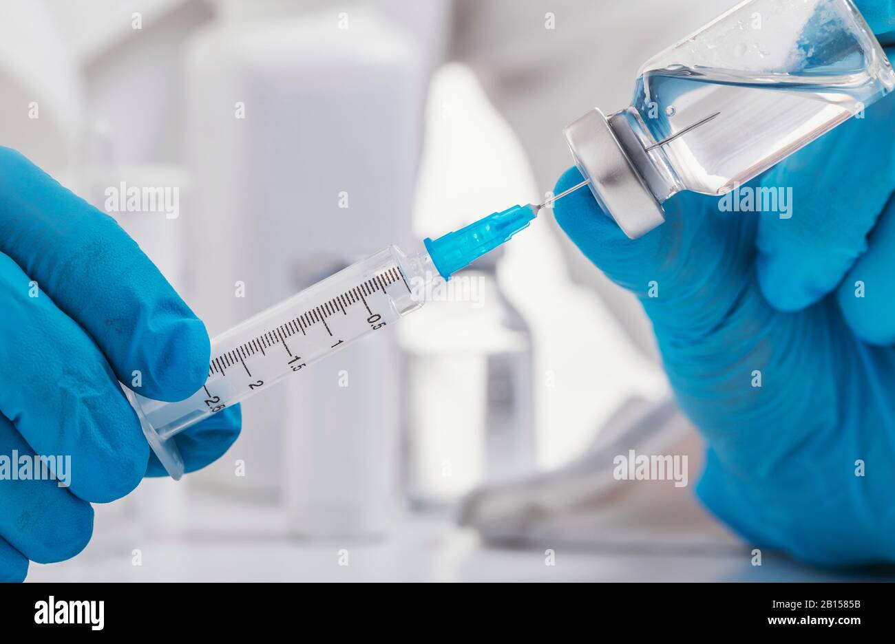 Doctor fills syringe glass hi-res stock photography and images - Alamy