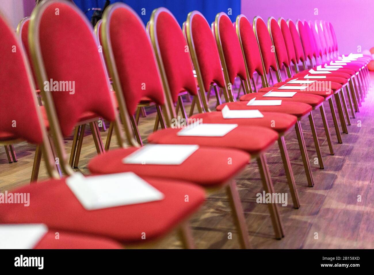 Empty lecture hall red seats hi-res stock photography and images - Alamy