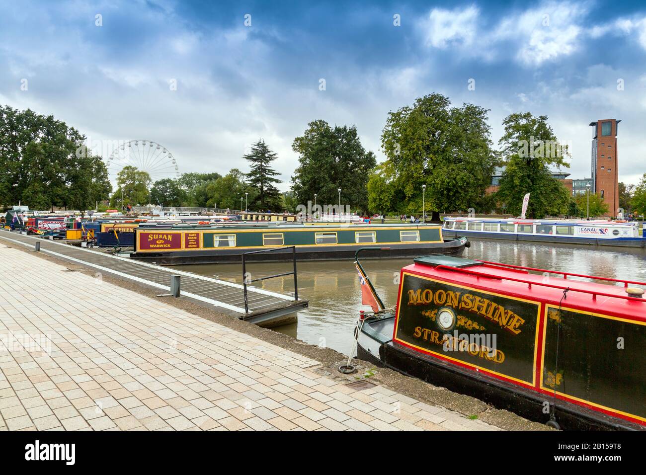 Colourful barges and longboats moored in the Stratford upon Avon Canal ...