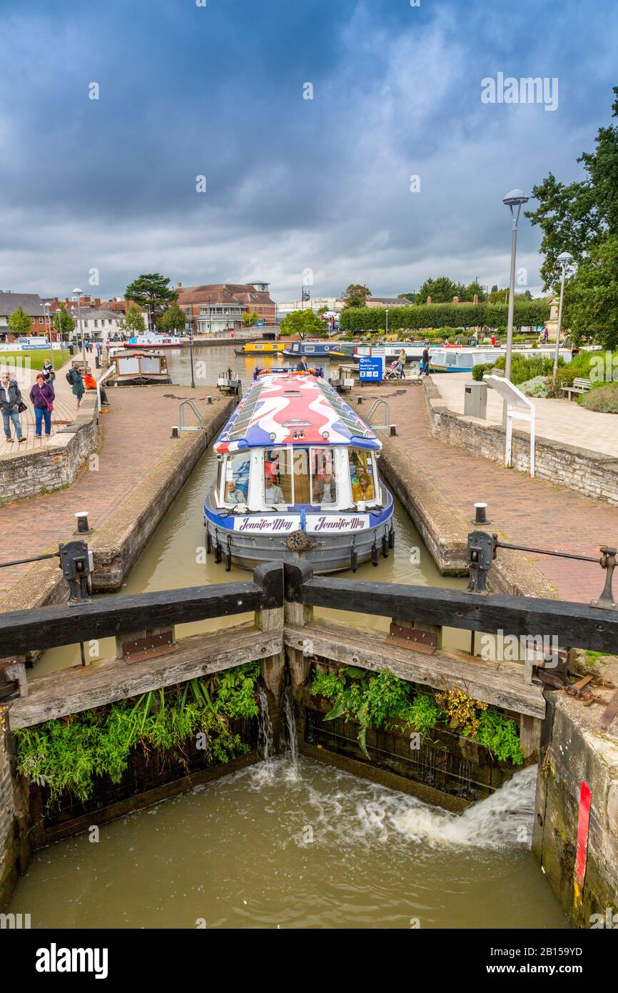 A colourful longboat takes tourists through the Stratford upon Avon ...