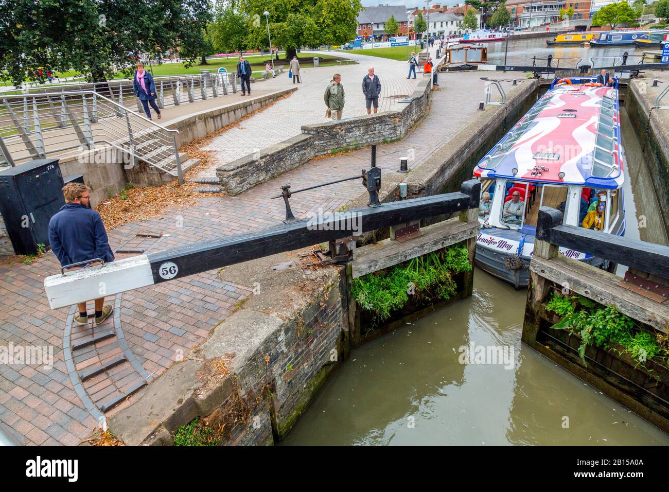 A colourful longboat takes tourists through the Stratford upon Avon ...