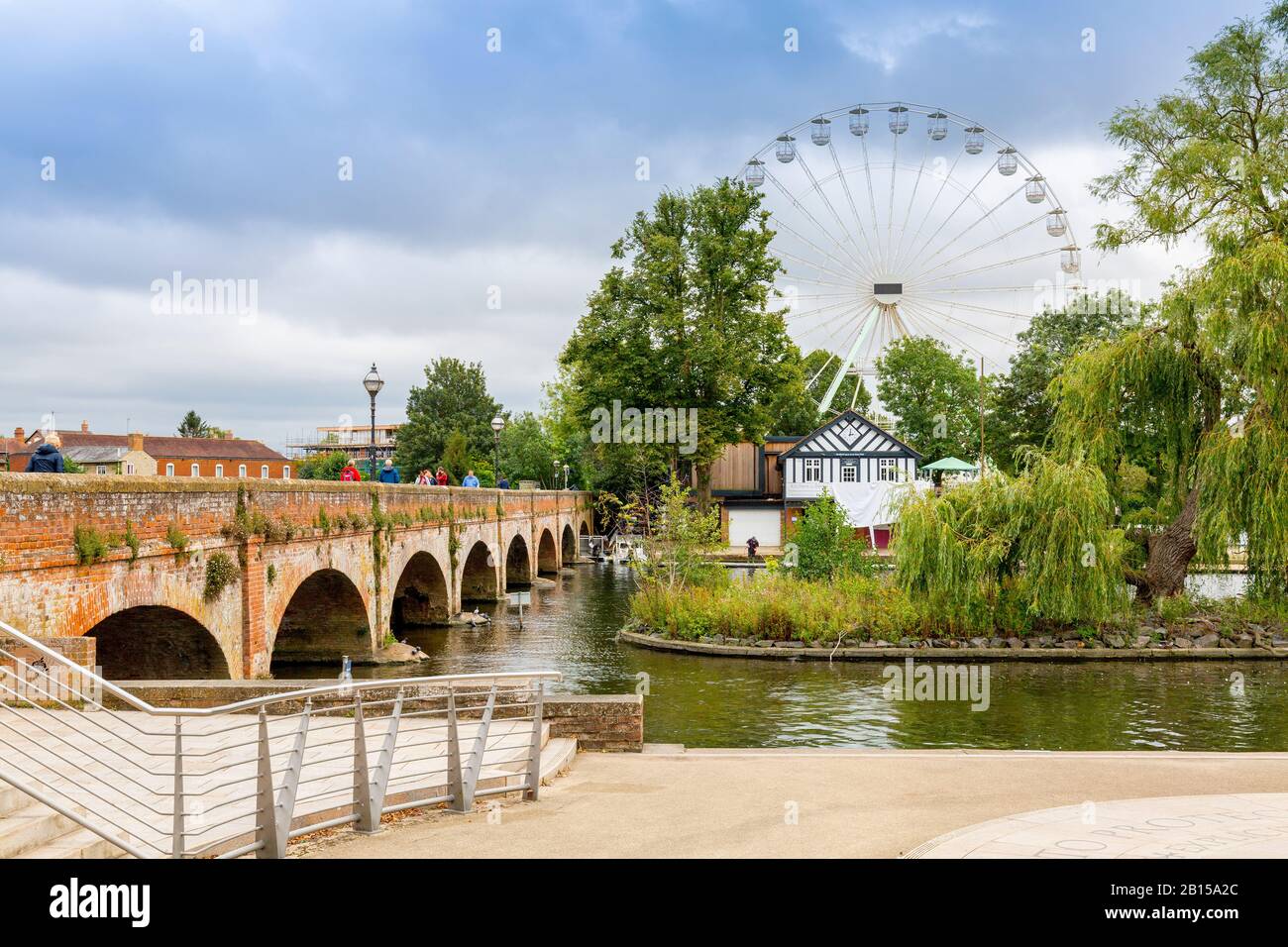 The original brick bridge over the River Avon in Stratford upon Avon ...