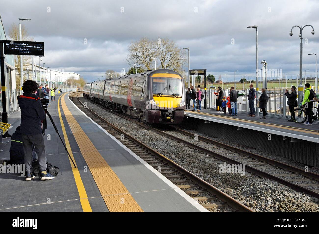 Worcester, UK. 23rd Feb, 2020. Locals and rail enthusiasts photograph ...