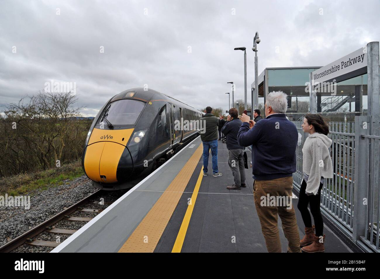 Gwr trains cardiff hi-res stock photography and images - Alamy