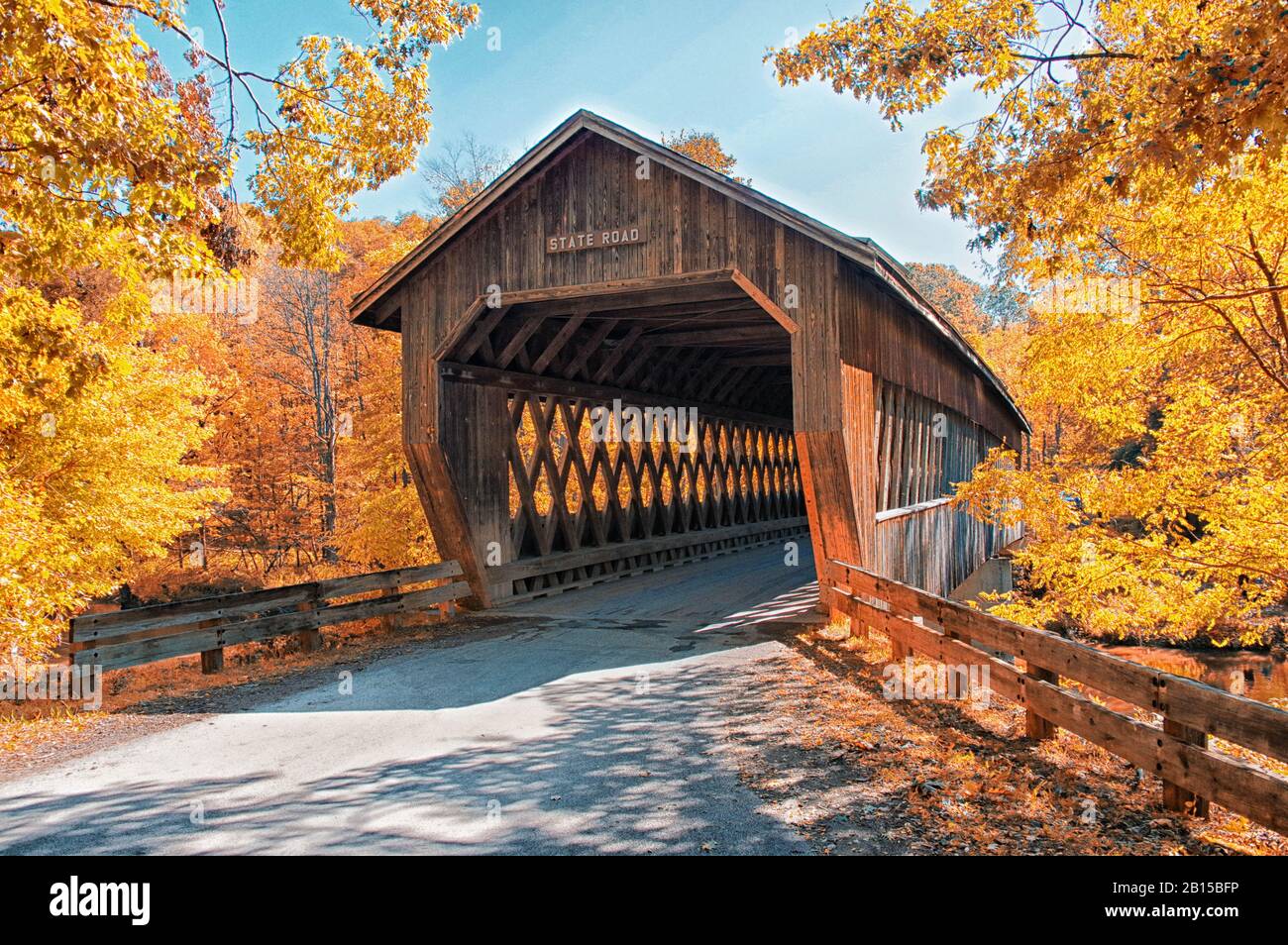 Covered bridge fall foliage hi-res stock photography and images - Alamy