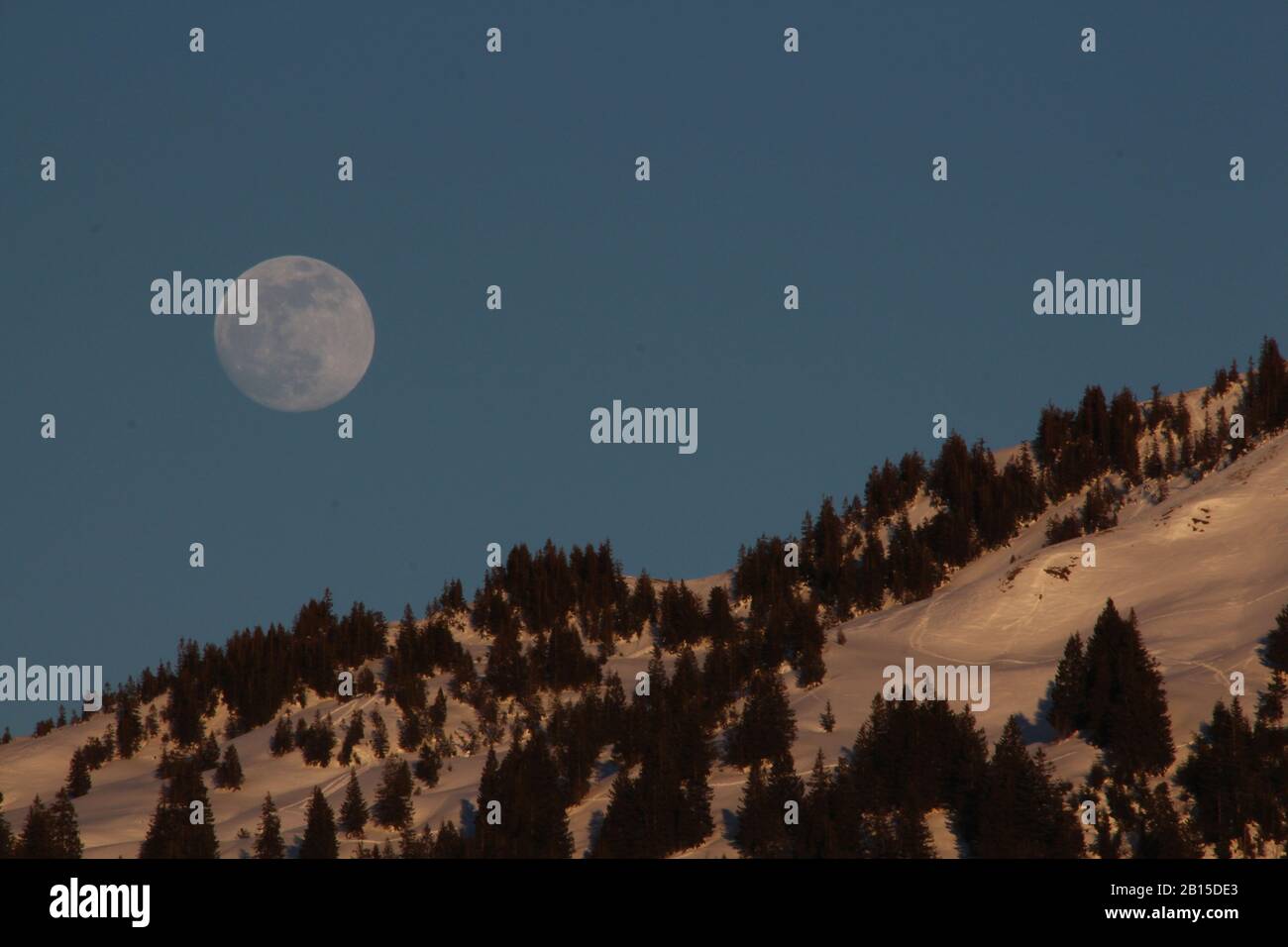 Full moon rise moonrise mountains hi-res stock photography and images ...