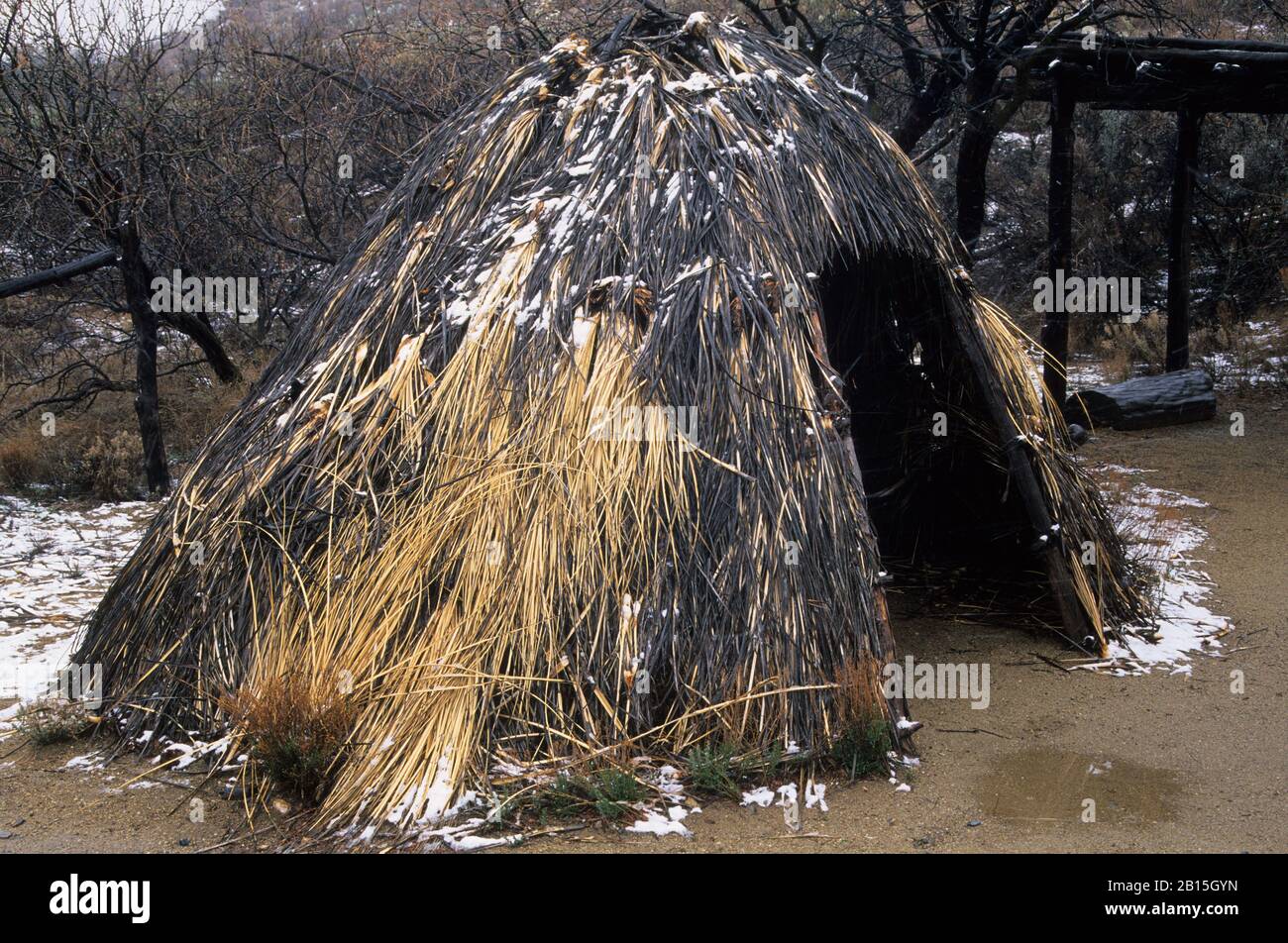 Apache wickiup hi-res stock photography and images - Alamy